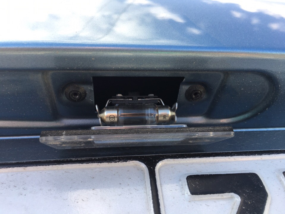 Замена лампочек подсветки номерного знака (Philips12844 B2) — Skoda ...