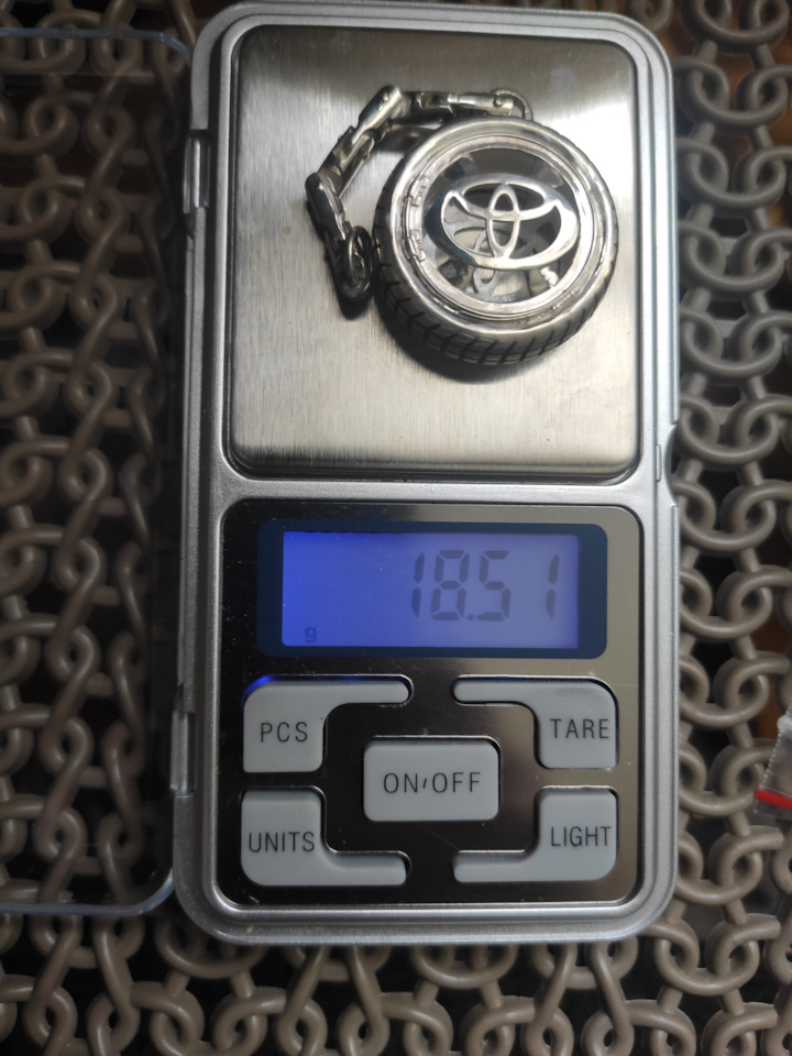 Серебряный брелок Тойота на Toyota Camry (XV50), Toyota Camry (XV40 ...