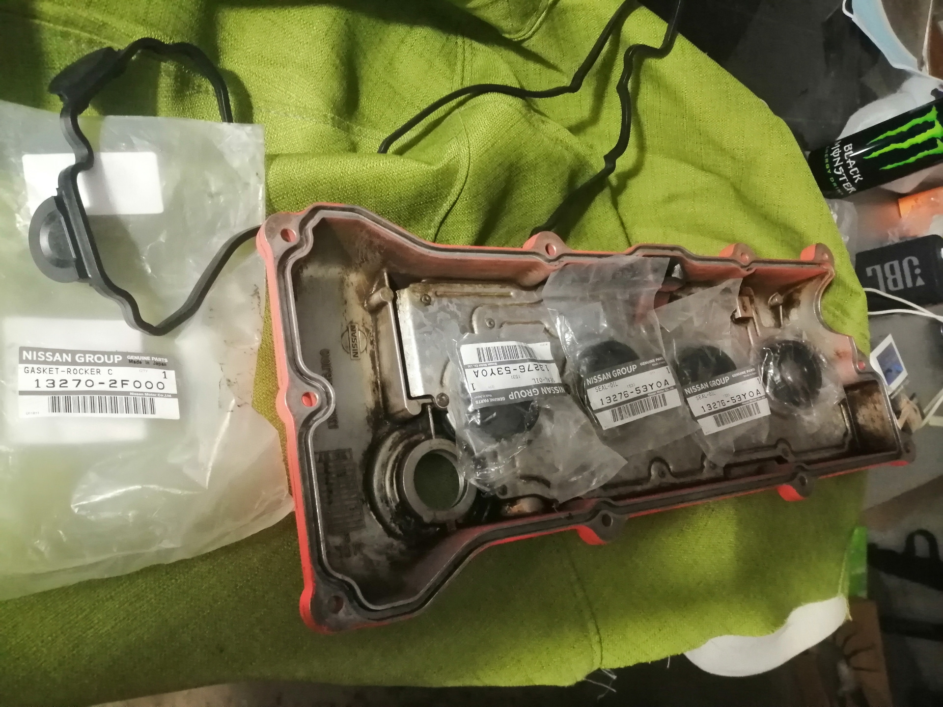 Резиночки, прокладка и немного красного, чтоб быстрее поехала ...