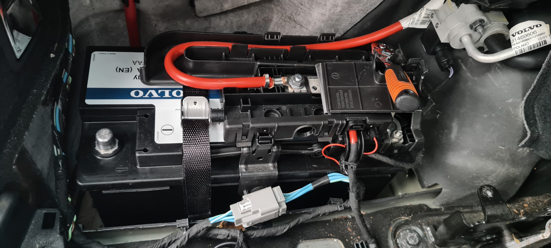 Замена аккумулятора — Volvo XC90 (2G), 2 л, 2016 года | электроника ...