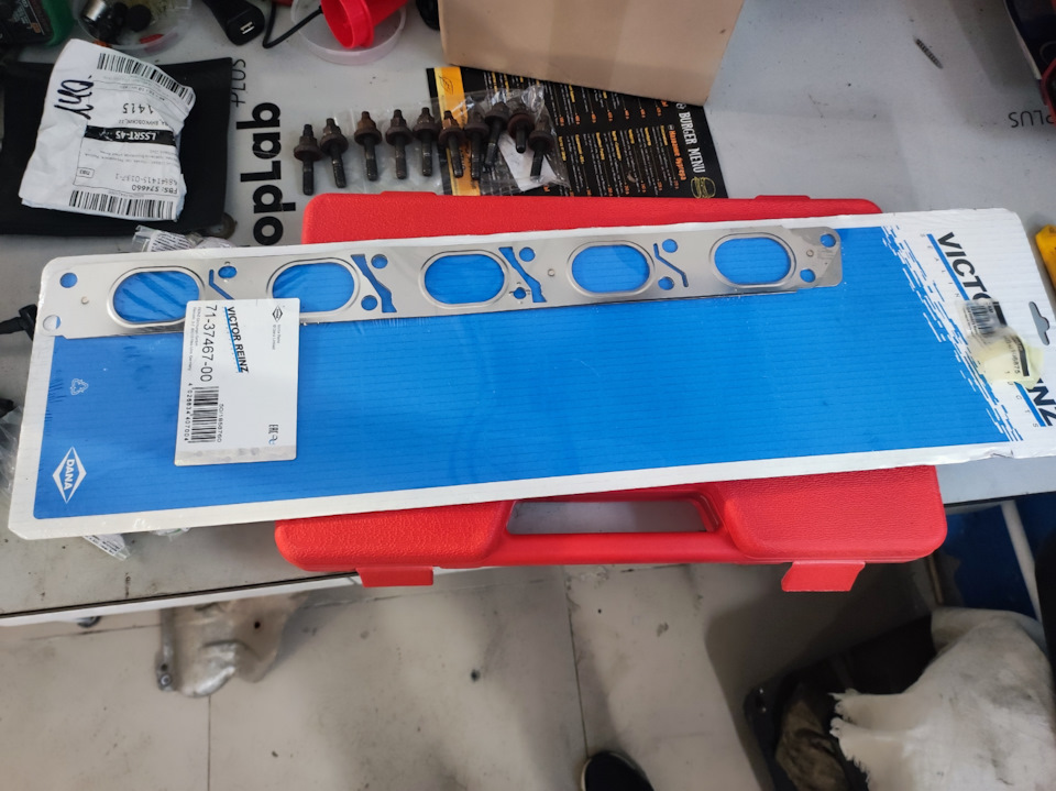 Замена прокладки коллектора. — Volvo S80 (2G), 2,5 л, 2011 года ...