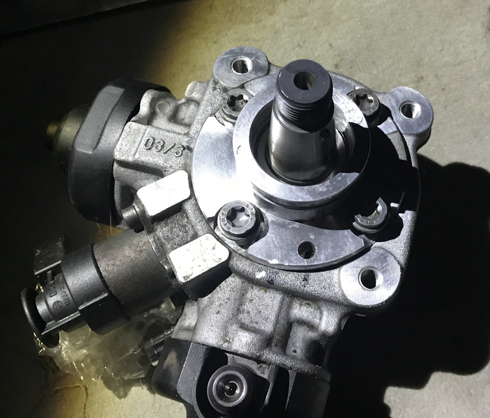 Замена сальника вала ТНВД на двигателе 3,0 TDI CASA. — Audi Q7 (1G), 3 ...