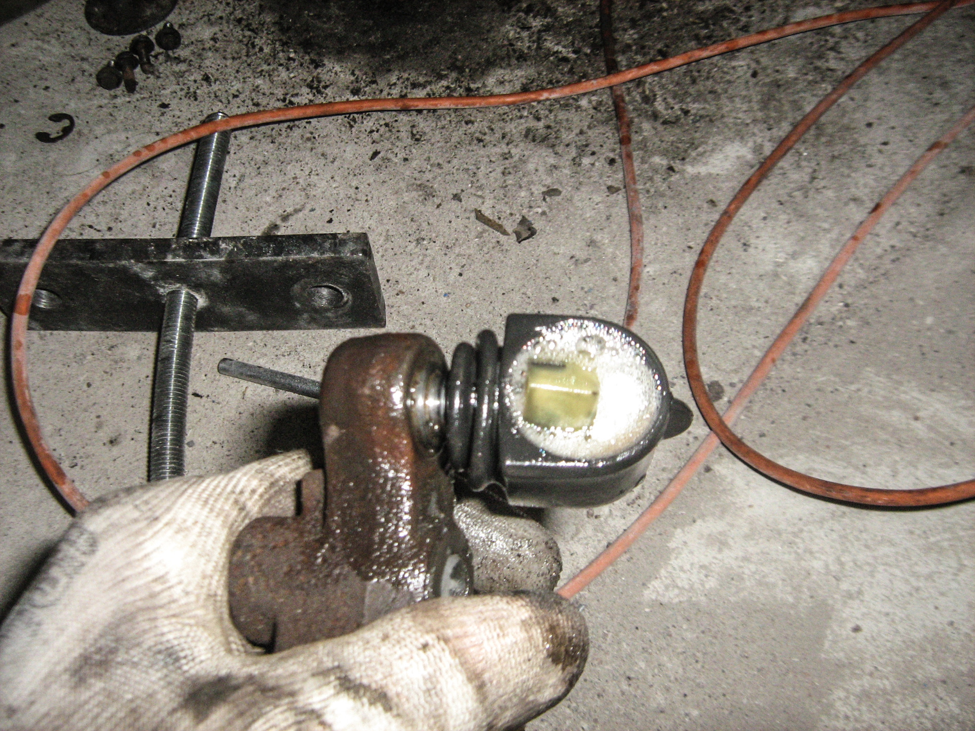 Очистка механизма переключений КПП. — Ford Fiesta (Mk V), 1,4 л, 2008 ...