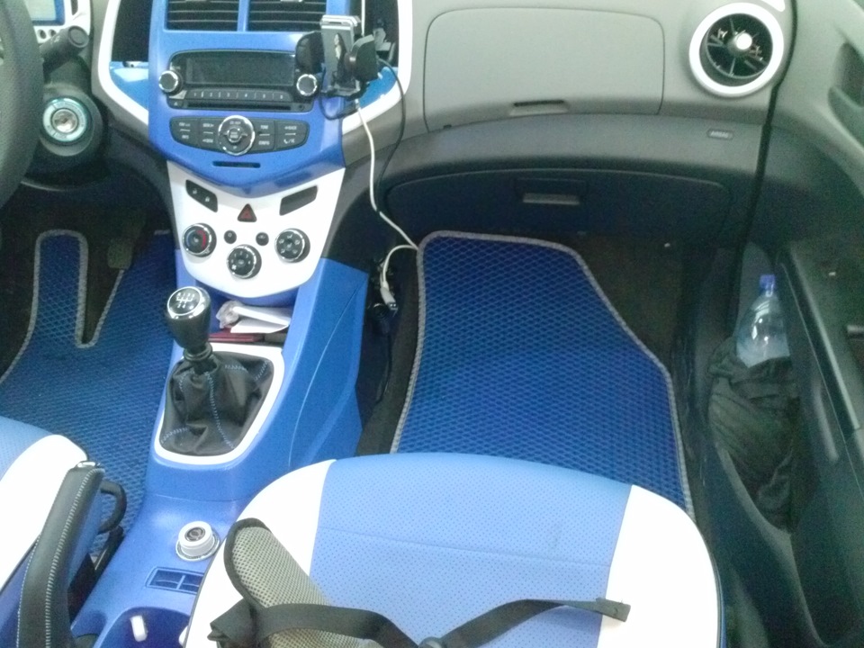 Ковры… Синие ковры)))) — Chevrolet Aveo Sedan (2G), 1,6 л, 2013 года ...