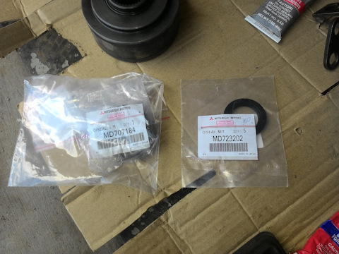 MD723202 САЛЬНИК ВАЛА ЦЕНТР.ДИФФЕРЕНЦИАЛА МКПП Mitsubishi | Запчасти на ...