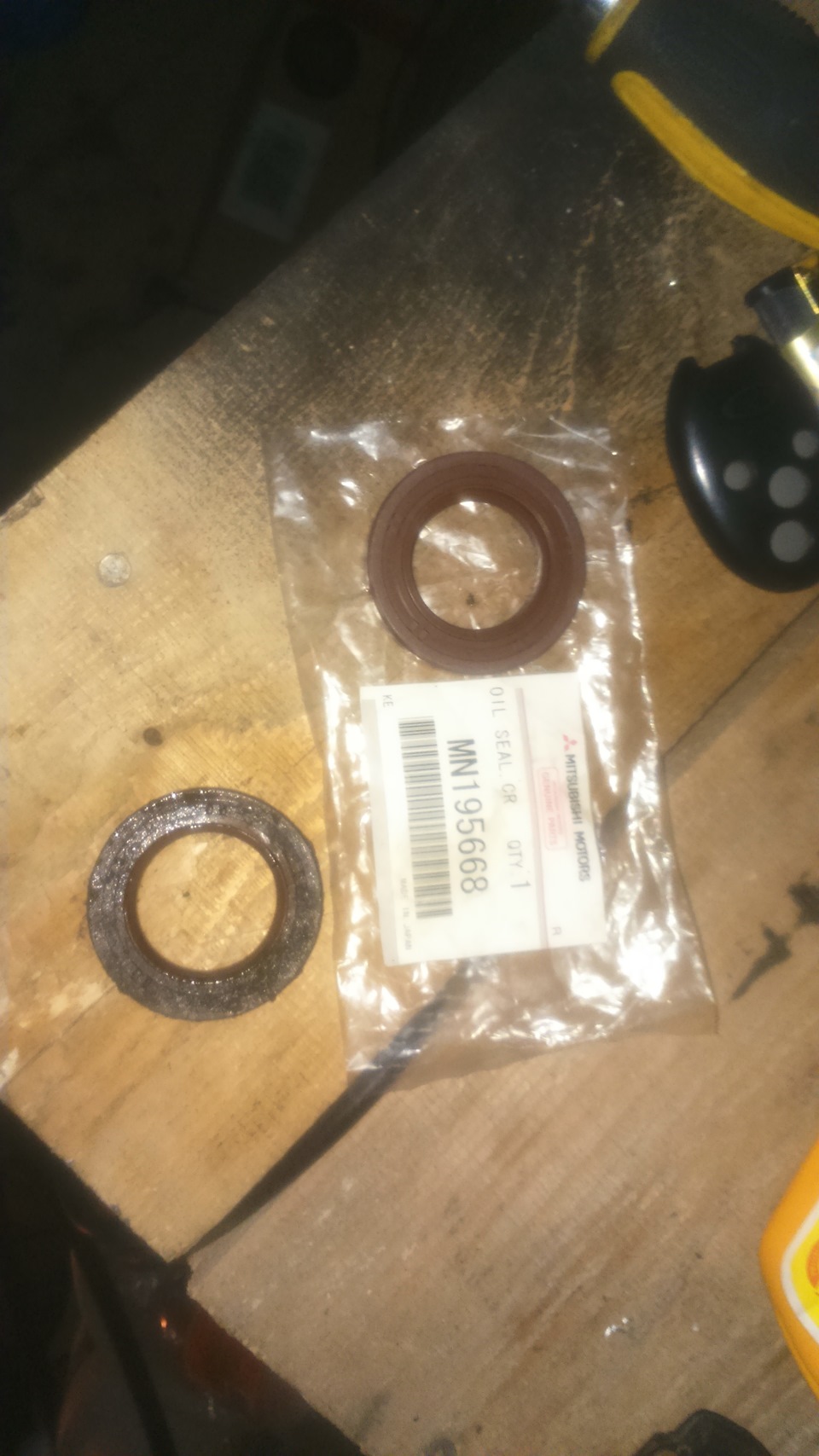 MN195668 Сальник коленвала передний Mitsubishi | Запчасти на DRIVE2