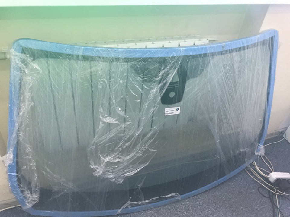 51317258069 Лоб.стекло зеленое датч.дожд/осв./запот BMW | Запчасти на ...