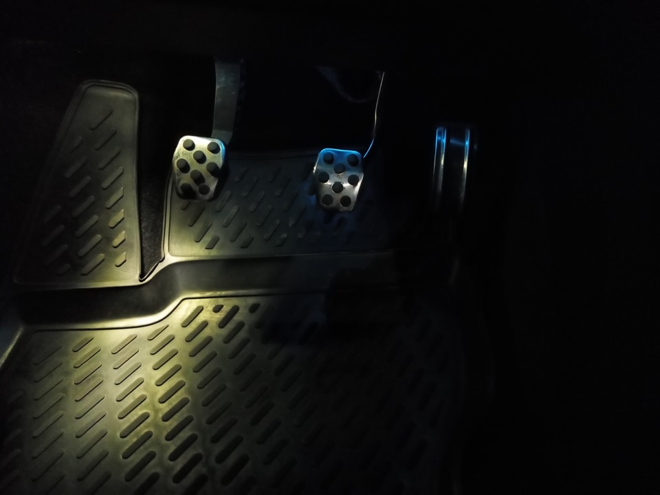 Фоновая подсветка ног — Ford Focus Hatchback III, 1,6 л, 2012 года ...