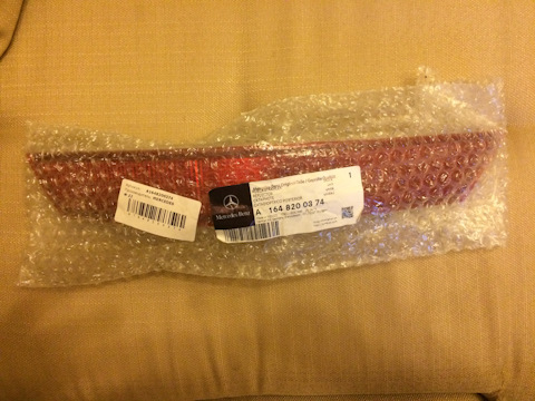 A1648200374 Светоотражатель бампера Mercedes | Запчасти на DRIVE2