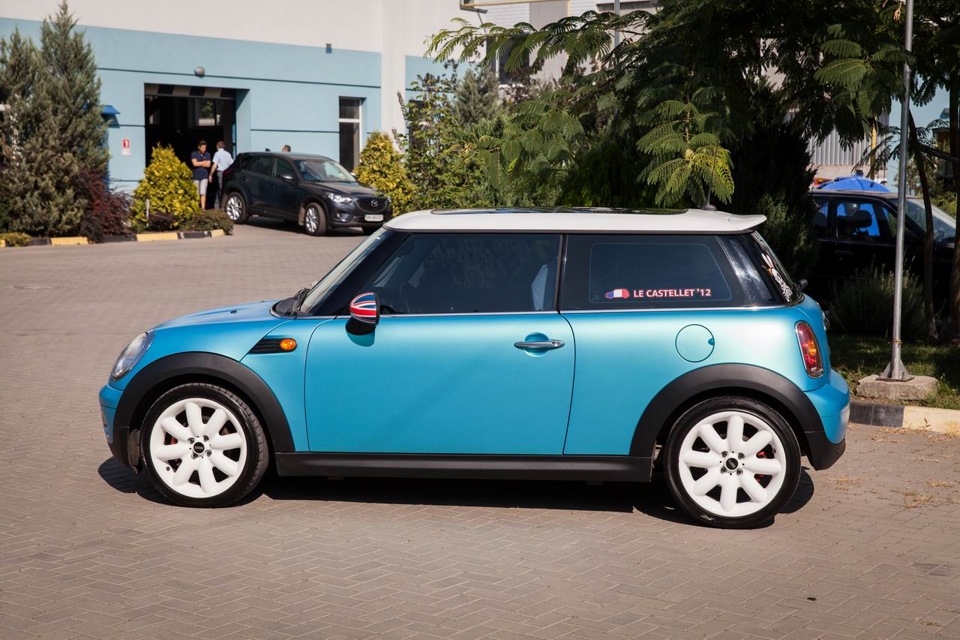 Mini Cooper в небесный перламутр с помощью технологии Plasti Dip ...