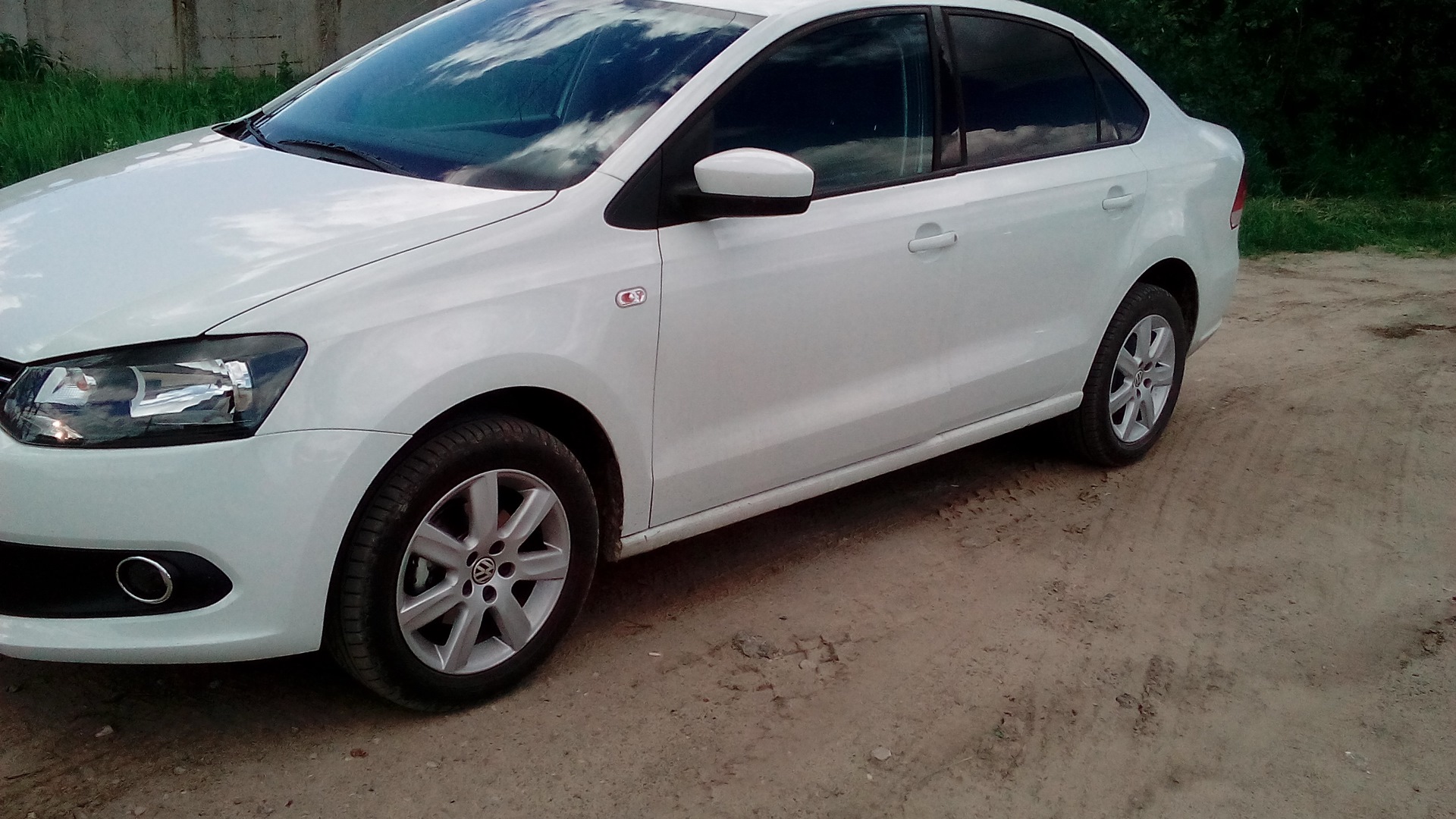 Volkswagen Polo Sedan 1.6 бензиновый 2014 | pure white на DRIVE2