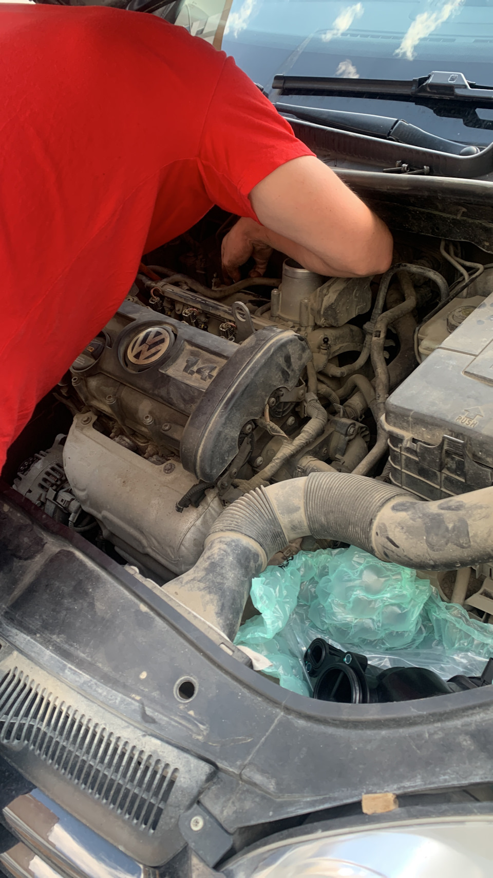 Маслоотделитель(замена) — Volkswagen Golf Mk5, 1,4 л, 2008 года ...