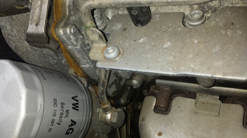 Следы масла на поддоне и защите двигателя — Volkswagen Jetta VI, 1,4 л ...