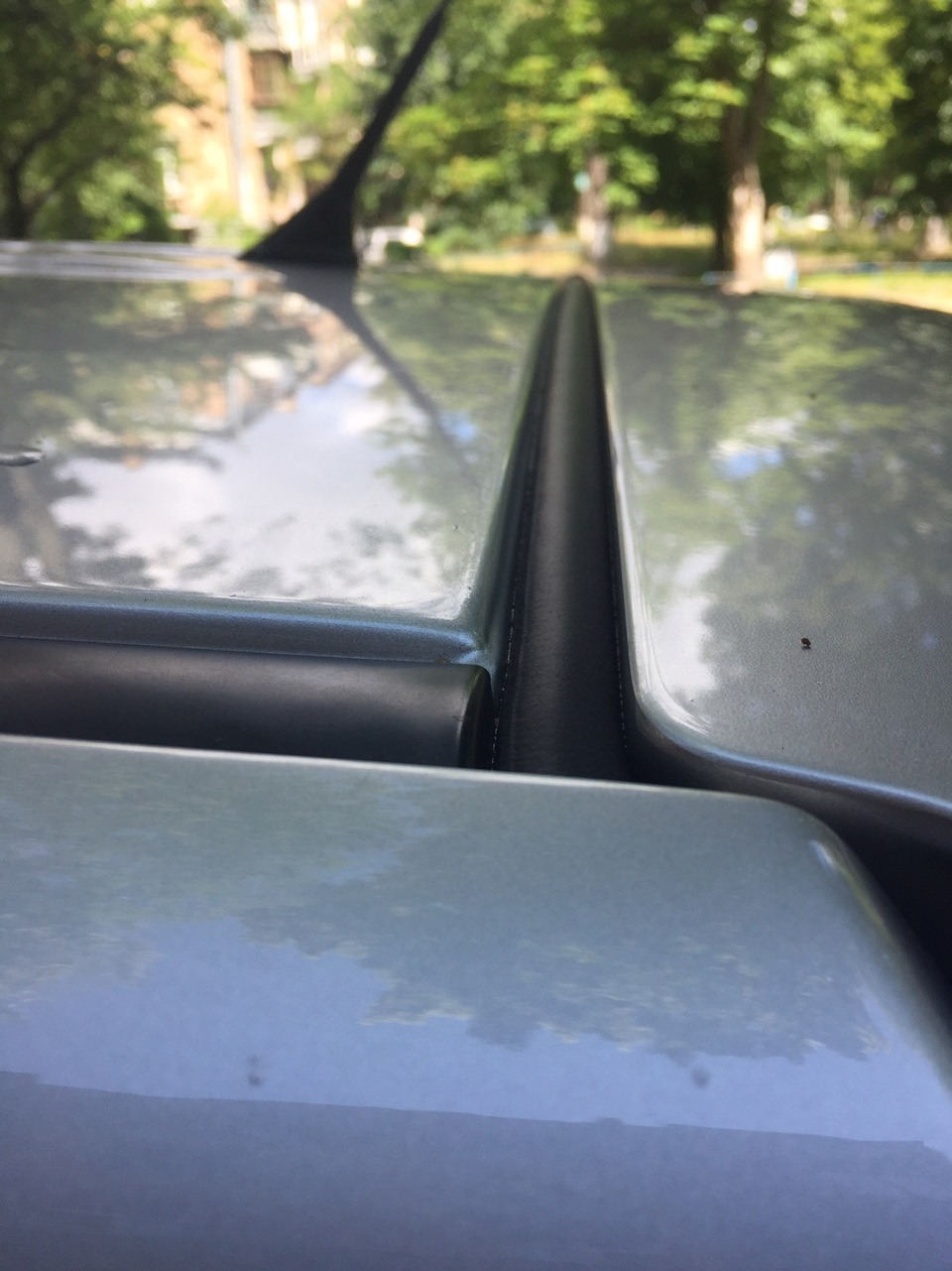 Уплотнитель двери багажника — Toyota RAV4 (III), 2 л, 2006 года ...