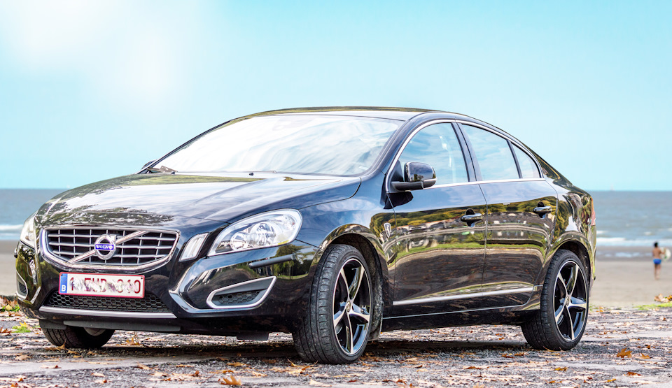 Две фотки, одна картинка, мой коллега (второй с лева), за машиной загарает )) — Volvo S60 (2G ...