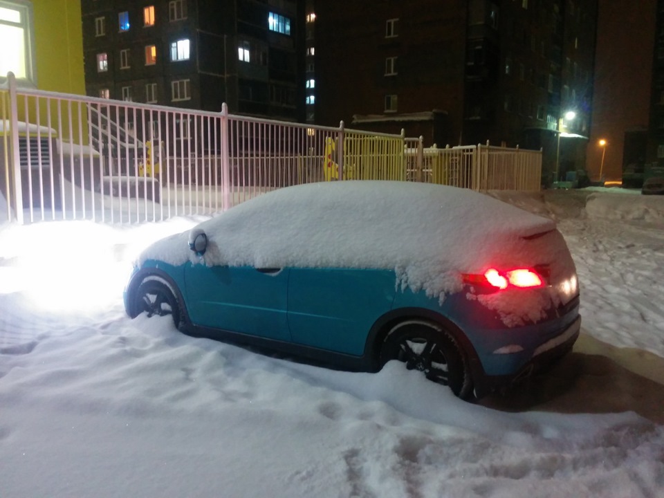Утро, работа, щетка для снега! — Honda Civic Hatchback (8G), 1,8 л ...
