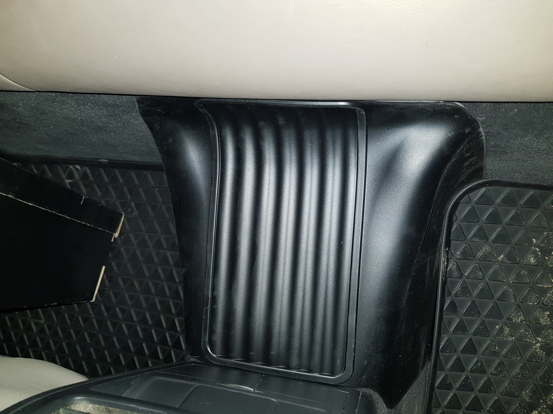 Коврик на задний тоннель — Volkswagen Passat B6, 2 л, 2006 года ...