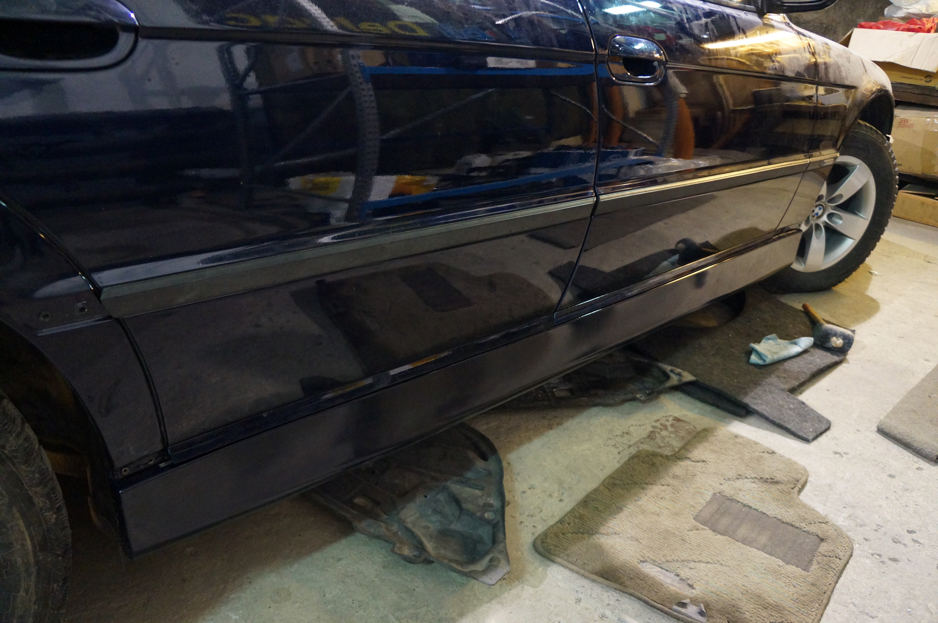 БМВХАК. Установка рестайлинговых порогов на дорестайлинг. — BMW 7 ...