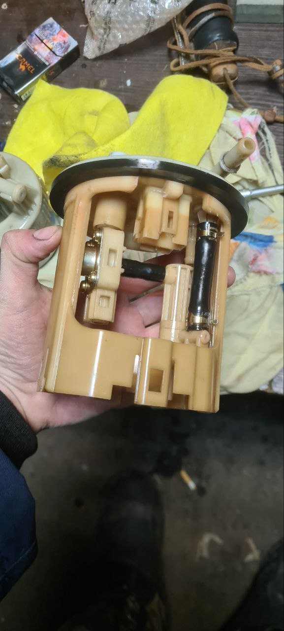 Замена топливных фильтров — Mitsubishi Airtrek, 2,4 л, 2001 года ...