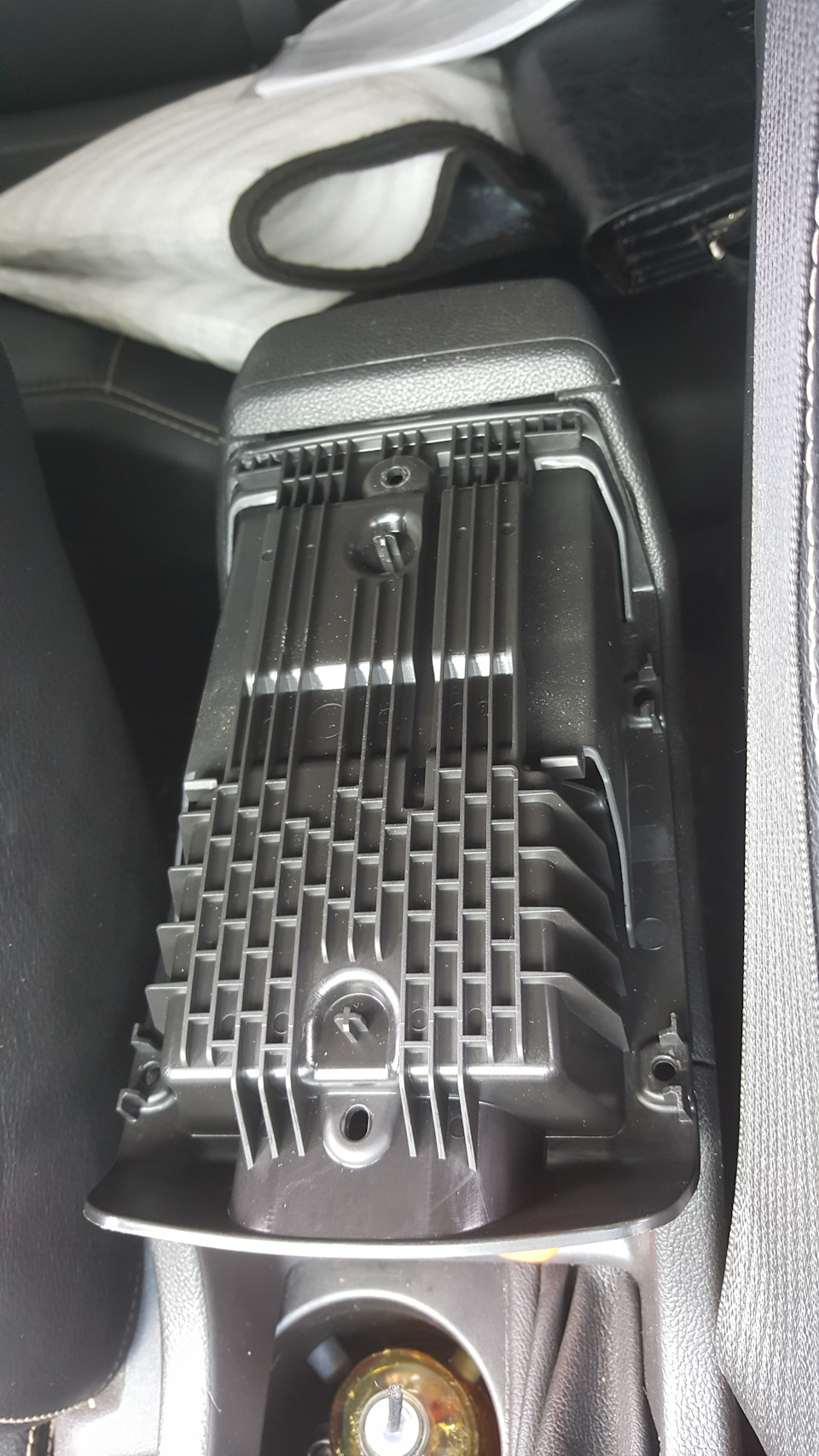 Подлокотник в кожу — Opel Astra J, 1,4 л, 2011 года | стайлинг | DRIVE2