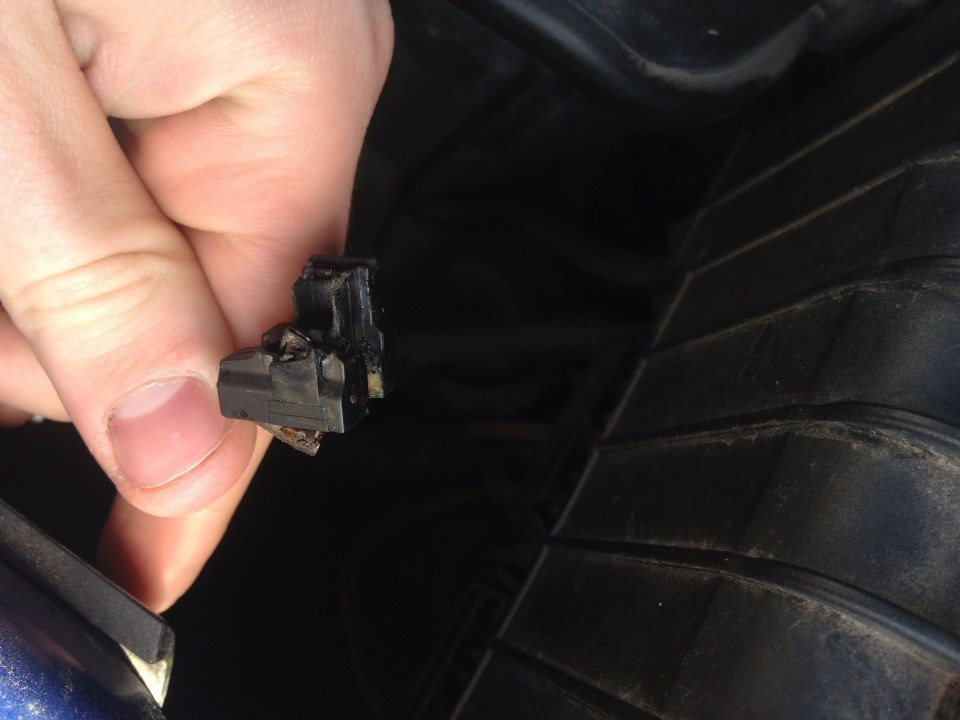 Замена разъема лампы H7 — Volkswagen Passat B6, 2 л, 2006 года | своими ...