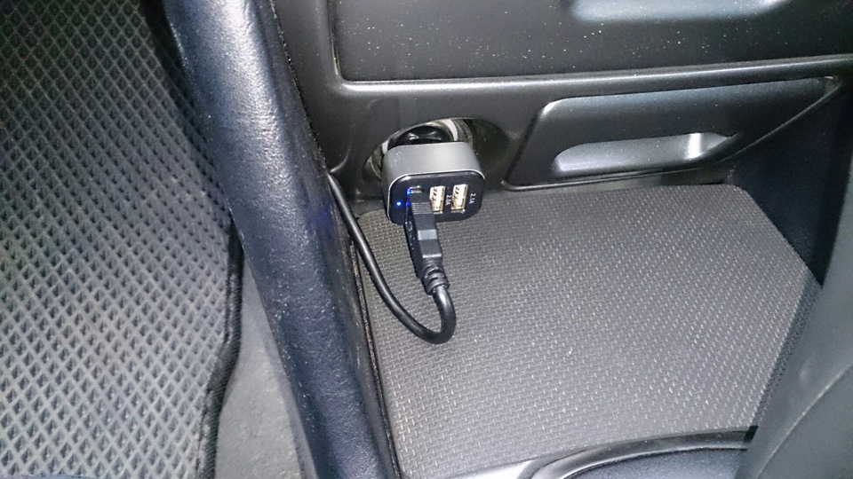 Зарядник USB — Mitsubishi Aspire, 2 л, 2001 года | аксессуары | DRIVE2