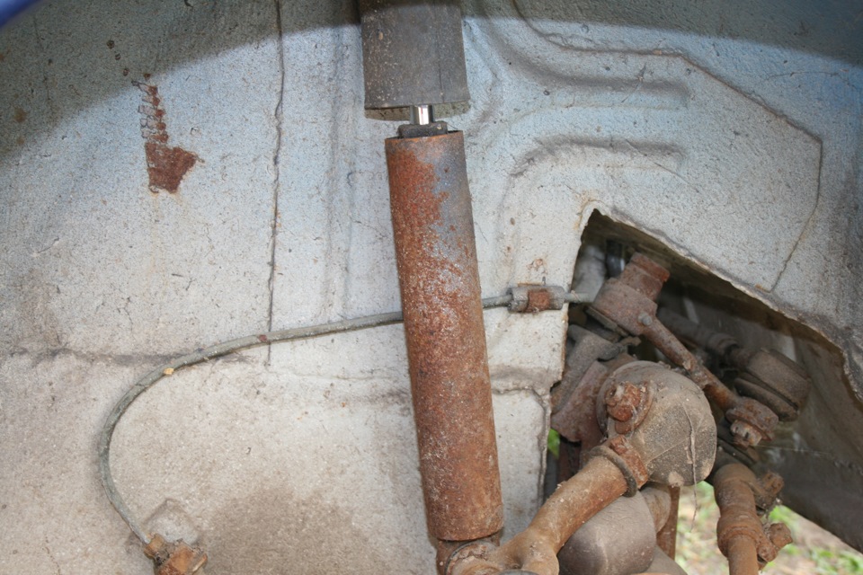 меняем передние амортизаторы — ЗАЗ 965, 0,9 л, 1963 года | своими ...