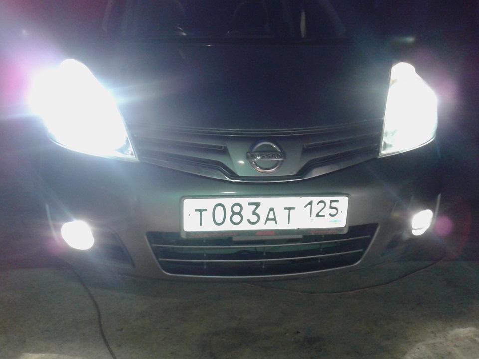 ПТФ и наклейки под пластик на пороги) — Nissan Note (1G), 1,5 л, 2008 ...