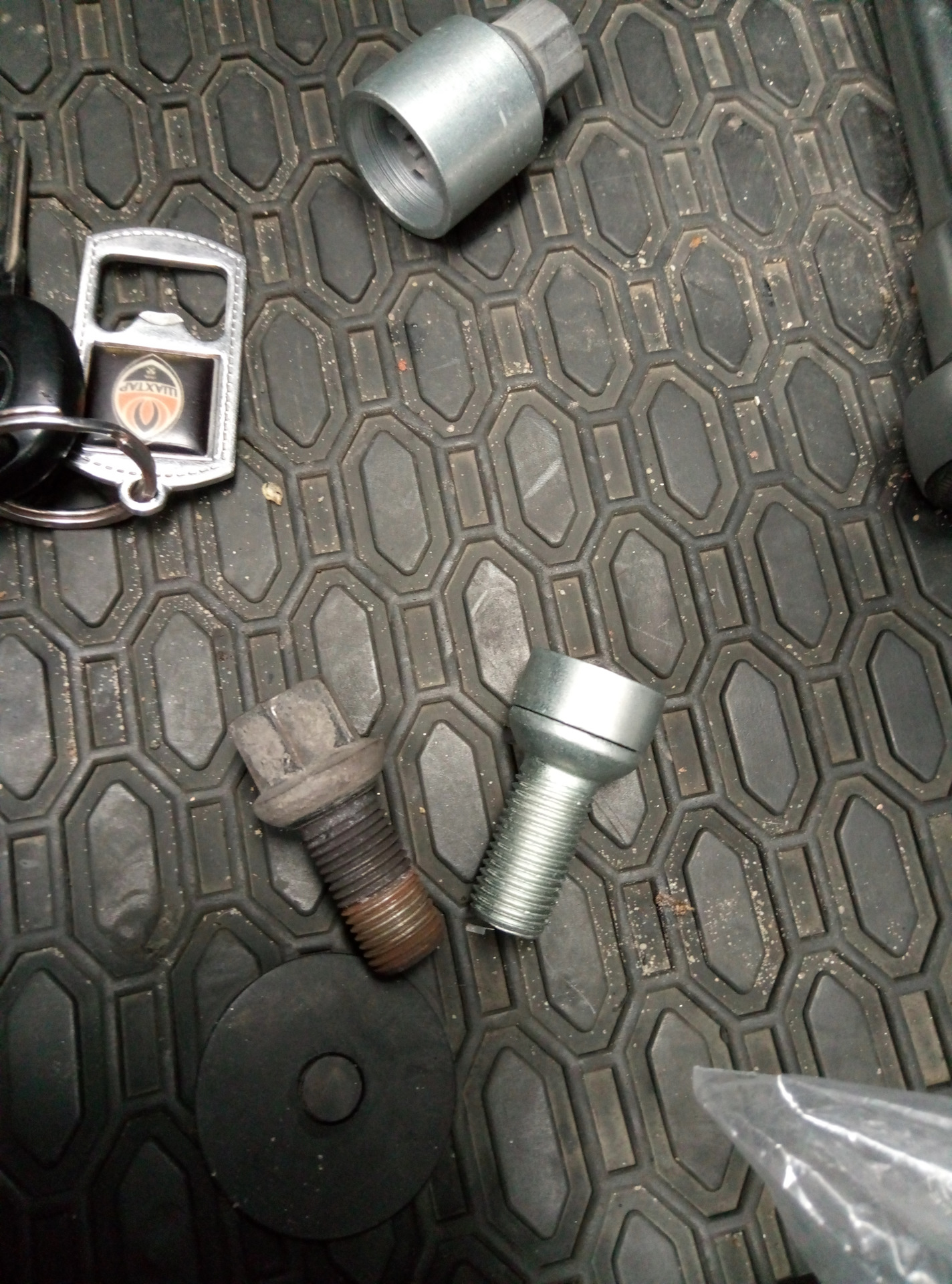 Болты секретки (VAG) — Skoda Fabia Mk2, 1,2 л, 2012 года | аксессуары ...