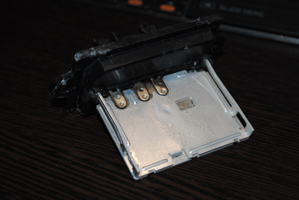 Заменил регулятор скоростей вентилятора салона — Nissan Note (1G), 1,4 ...