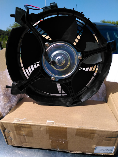 MN123607 Моторчик и кожух вентилятора кондиционера Mitsubishi ...