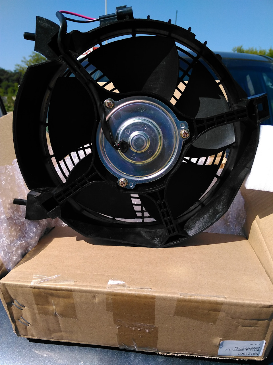 MN123607 Моторчик и кожух вентилятора кондиционера Mitsubishi ...