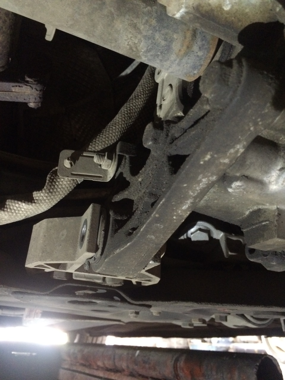 Опора двигателя задняя, опора кпп — Volvo S40 (2G), 2,4 л, 2004 года ...