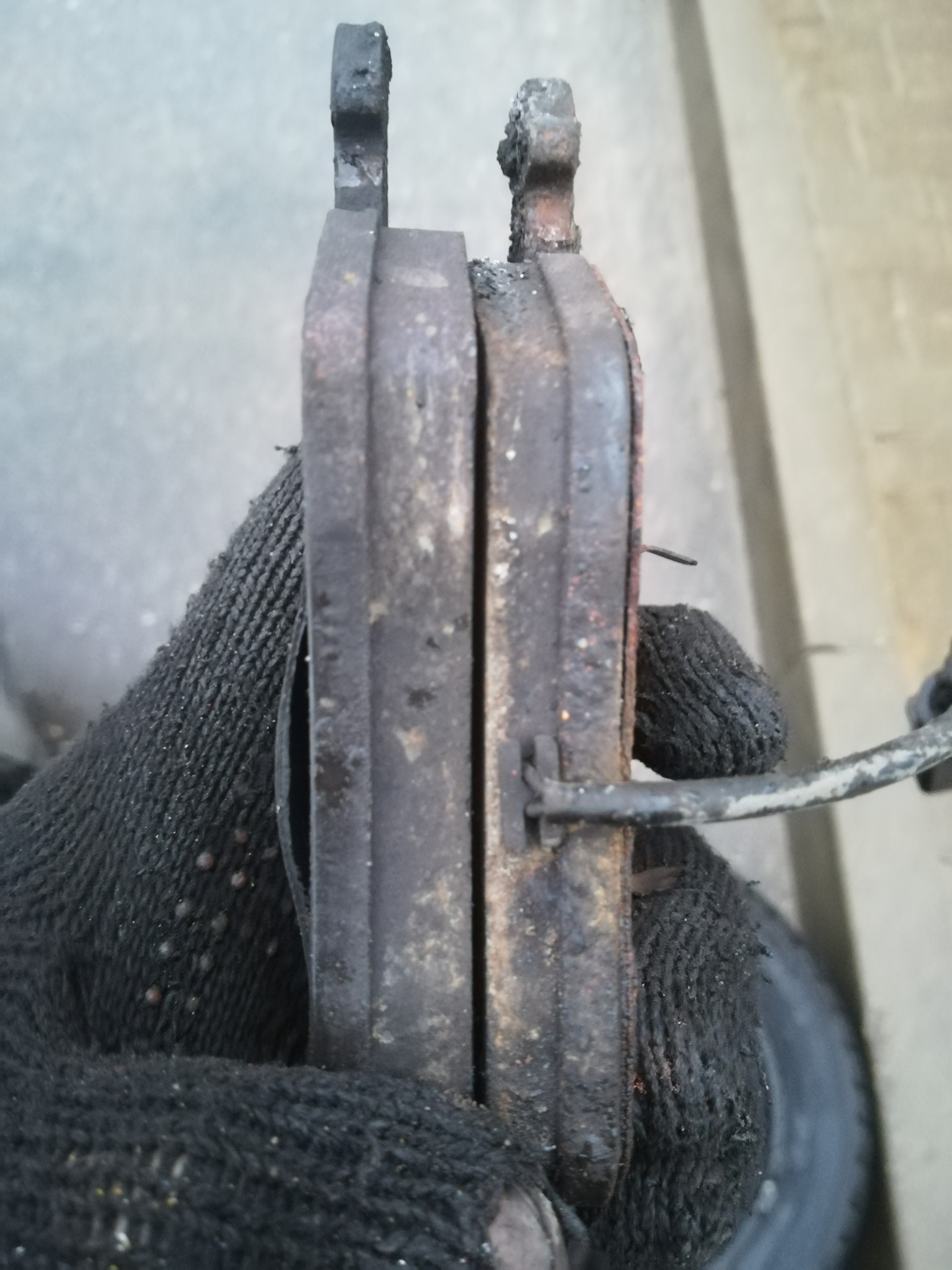 Замена тормозных колодок — Audi A4 Avant (B6), 1,9 л, 2004 года ...