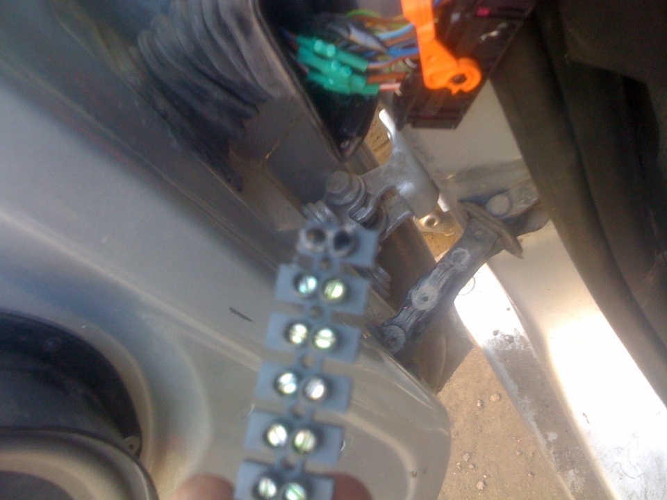 Сломаны провода в двери — Skoda Fabia Combi Mk2, 1,4 л, 2008 года ...