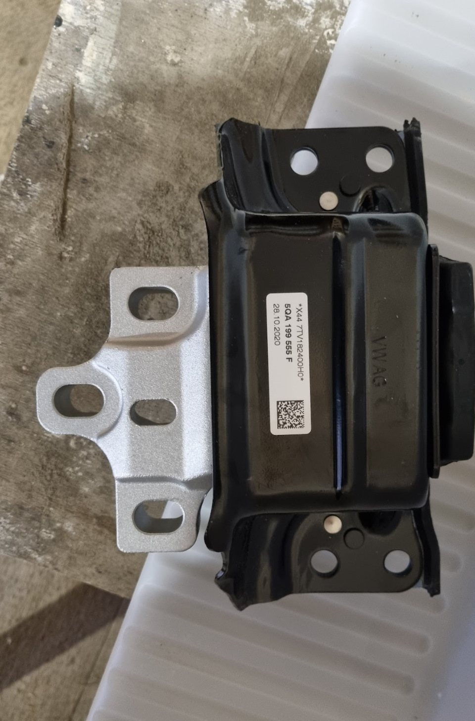 5QA199555F Подушка (опора) КПП VAG | Запчасти на DRIVE2