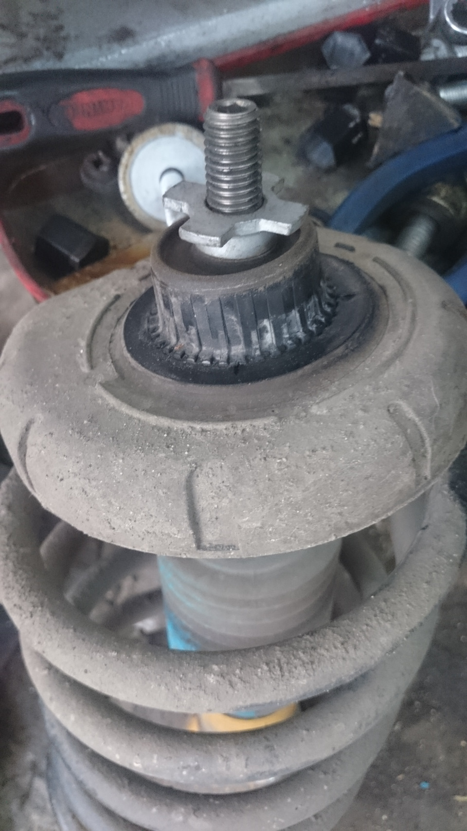 Втулки продольных рычагов / Опорные чашки (верх, низ) / Стабилизатор ...