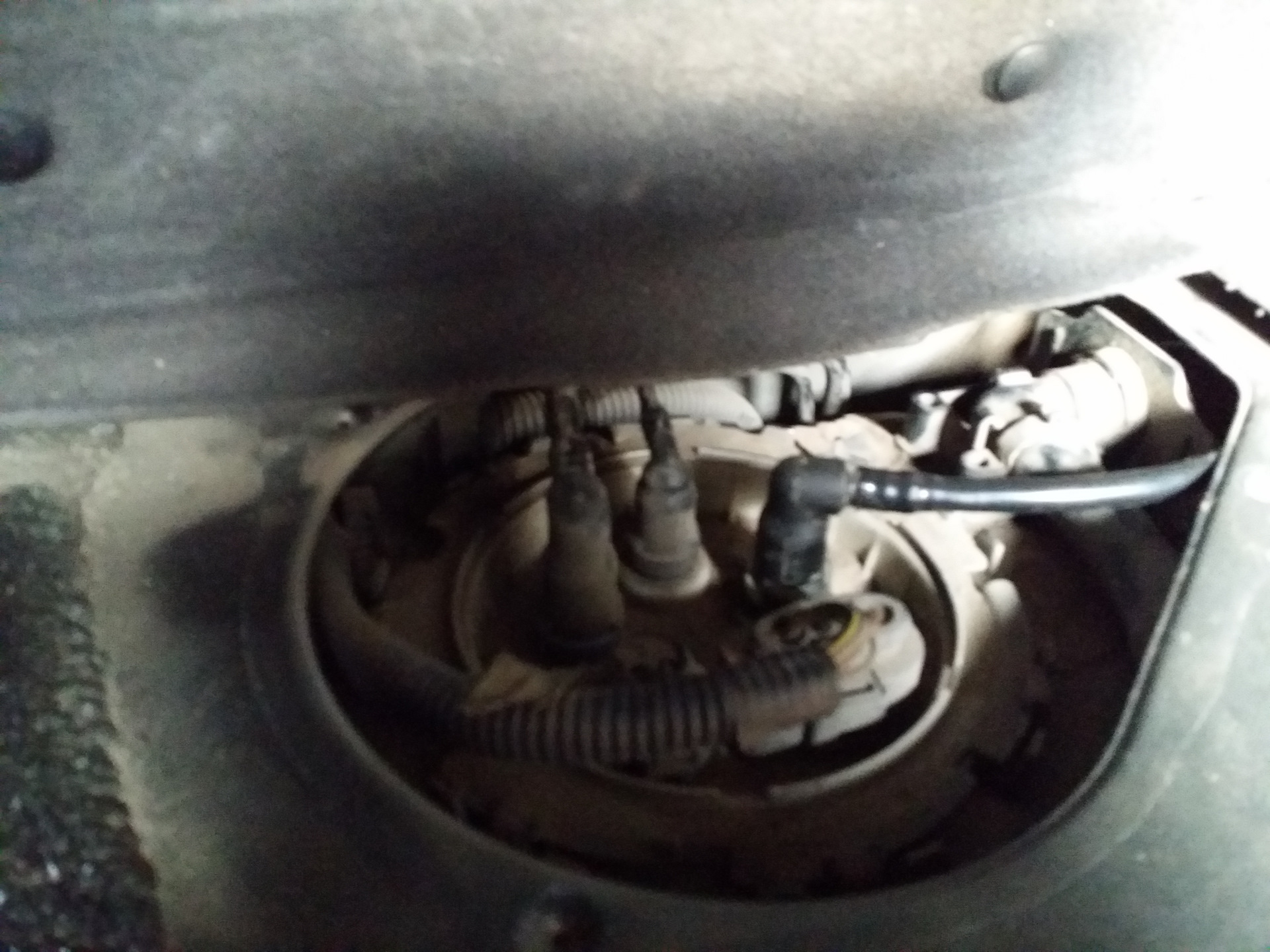 Замена топливного фильтра + топливопровода — Audi A8 (D3), 4,2 л, 2003 ...