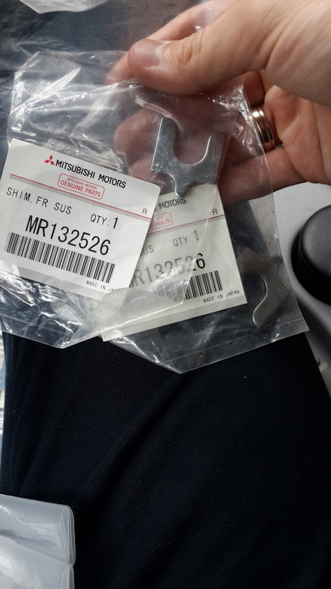 MR132526 ПРОКЛАДКА РЕГУЛ., РАЗВАЛА ПОДВЕСКИ Mitsubishi | Запчасти на DRIVE2