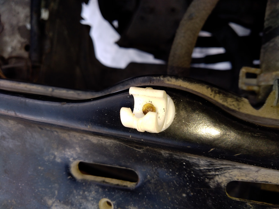 357823397 Крепление рычага штанги упора капота VAG VAG | Запчасти на DRIVE2