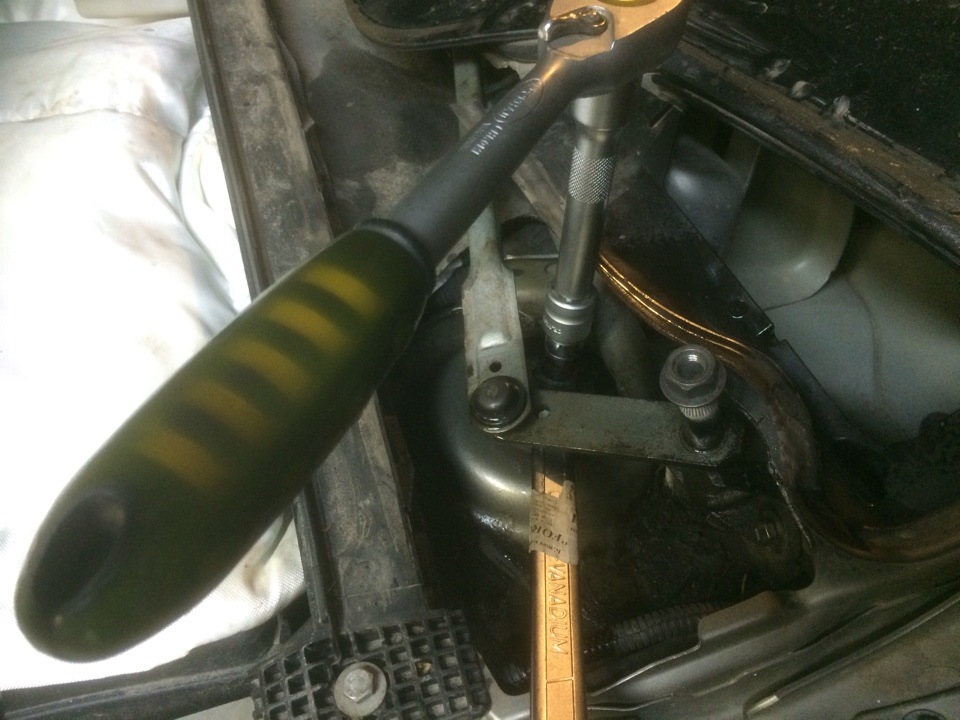 Замена чашек амортизатора от DS5 5033F9 — Peugeot 308 (1G), 1,6 л, 2010 ...