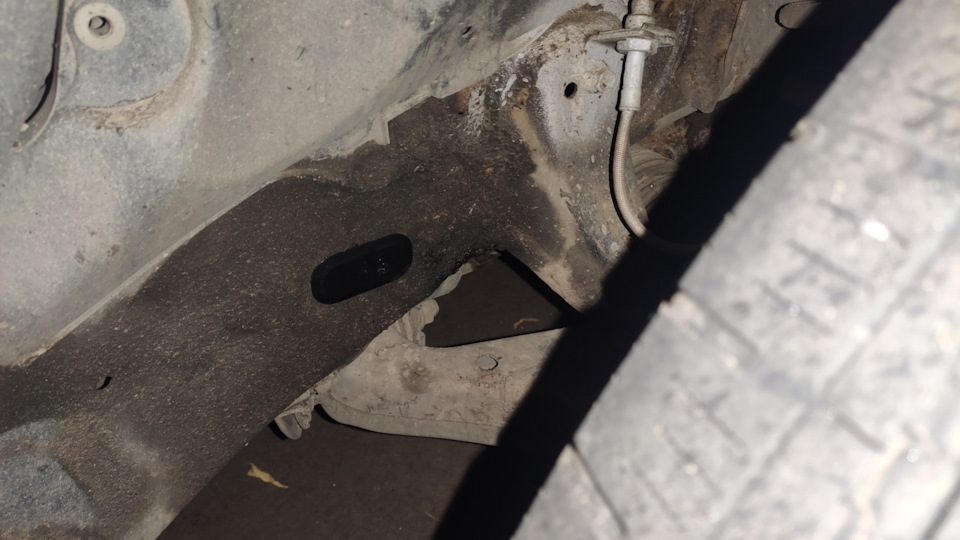 родные заглушки в раму — Lexus LX (URJ200/URJ201), 5,7 л, 2009 года ...