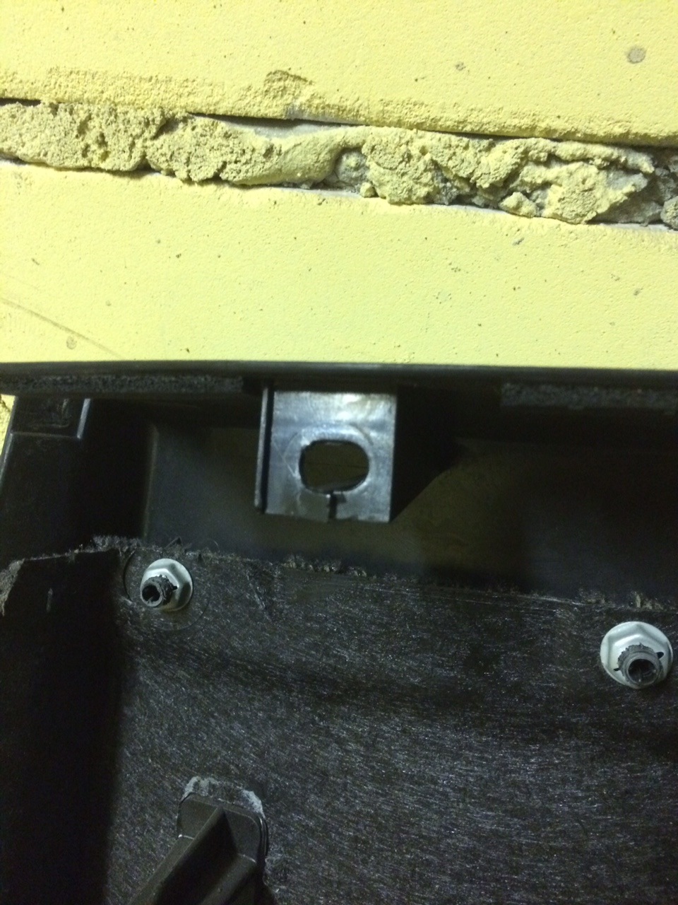 Ремонт креплений внутренней накладки двери багажника — Volvo V70 R (1G ...