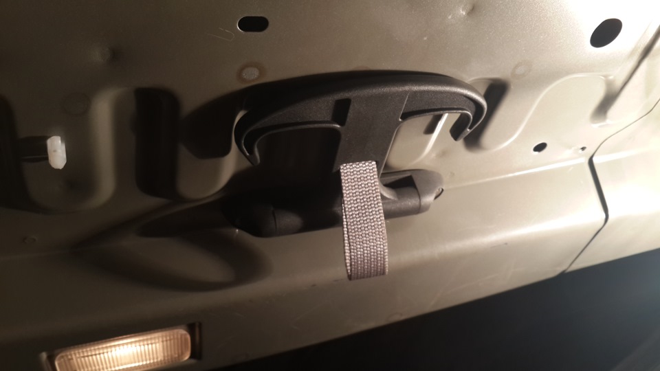 Подиум под номер + крючек. — Toyota Avensis II, 1,8 л, 2007 года ...