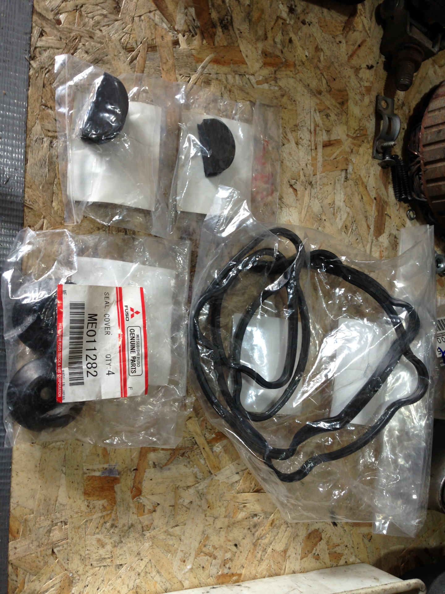 Замена прокладки клапанной крышки 4М40! — Mitsubishi Delica (L400), 2,8 ...