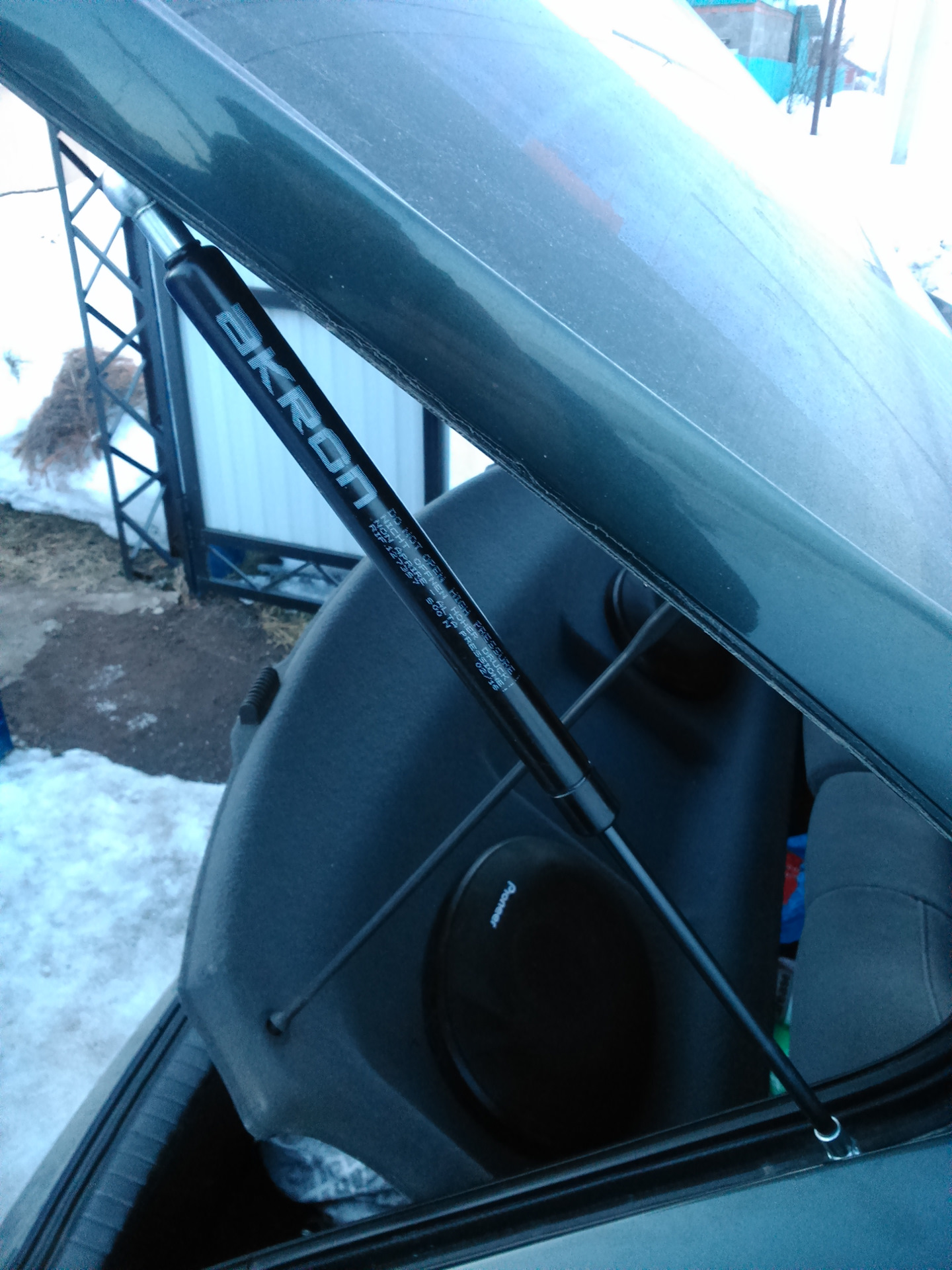 Замена амортизаторов двери багажника и установка клапана омывателя ...