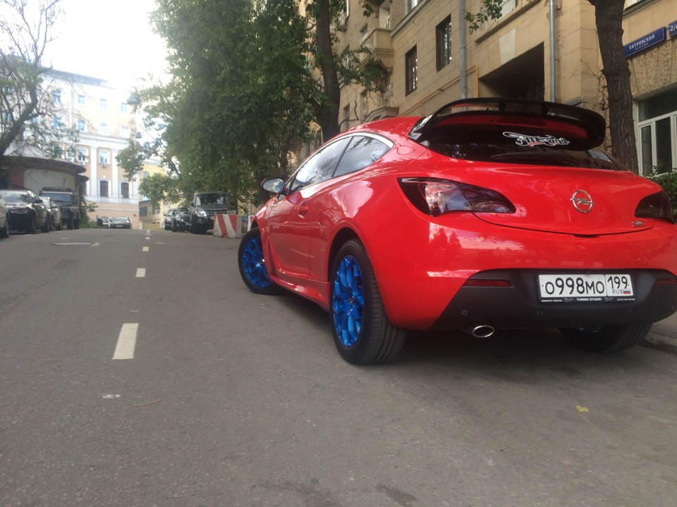Молодой человек у Вас диски СИНИЕ ))) — Opel Astra J GTC, 1,6 л, 2012 ...