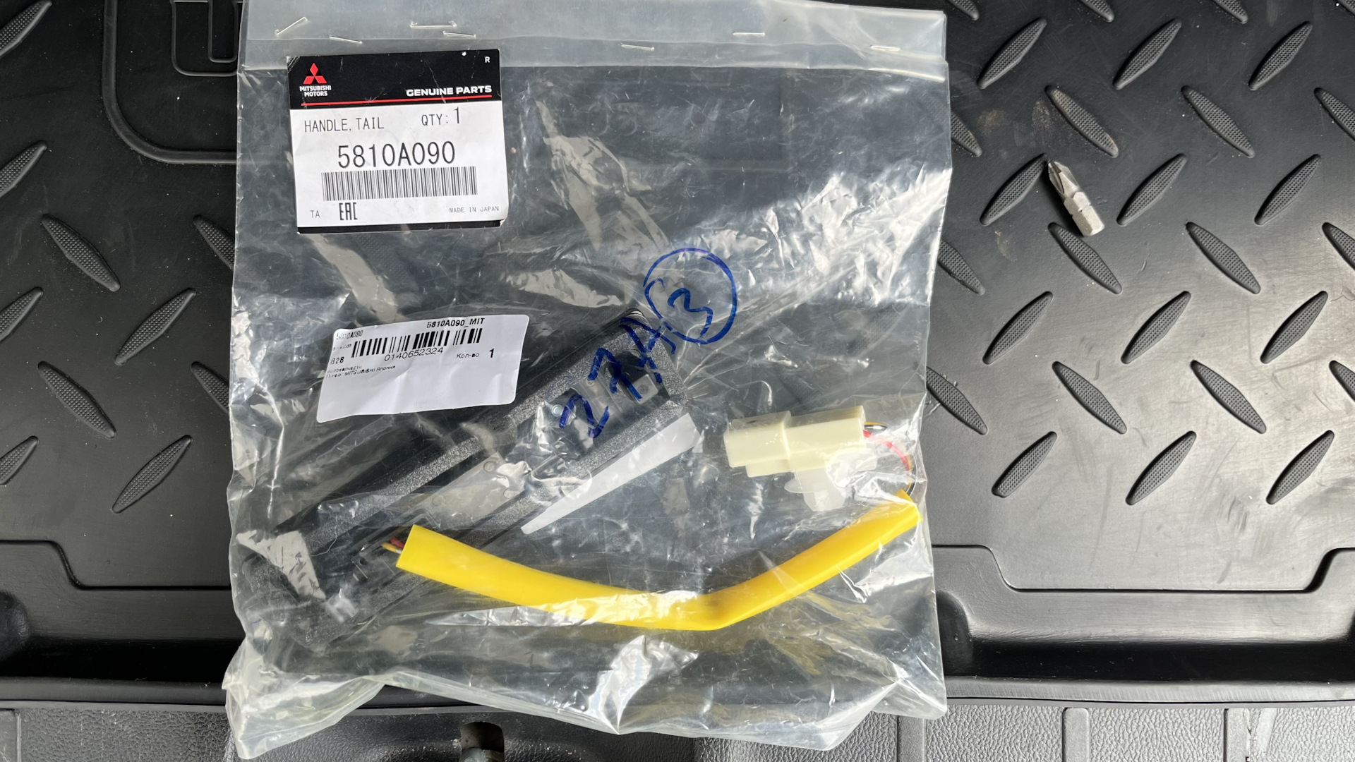 Новая кнопка крышки багажника — Mitsubishi ASX, 2 л, 2013 года ...