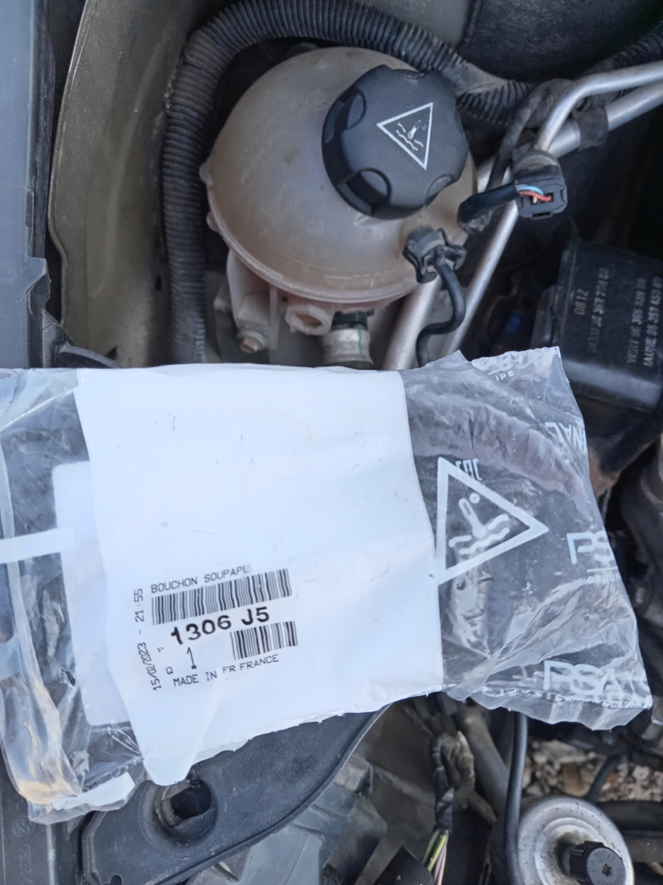 Замена крышки расширительного бачка — Peugeot 3008 (1G), 1,6 л, 2012 ...