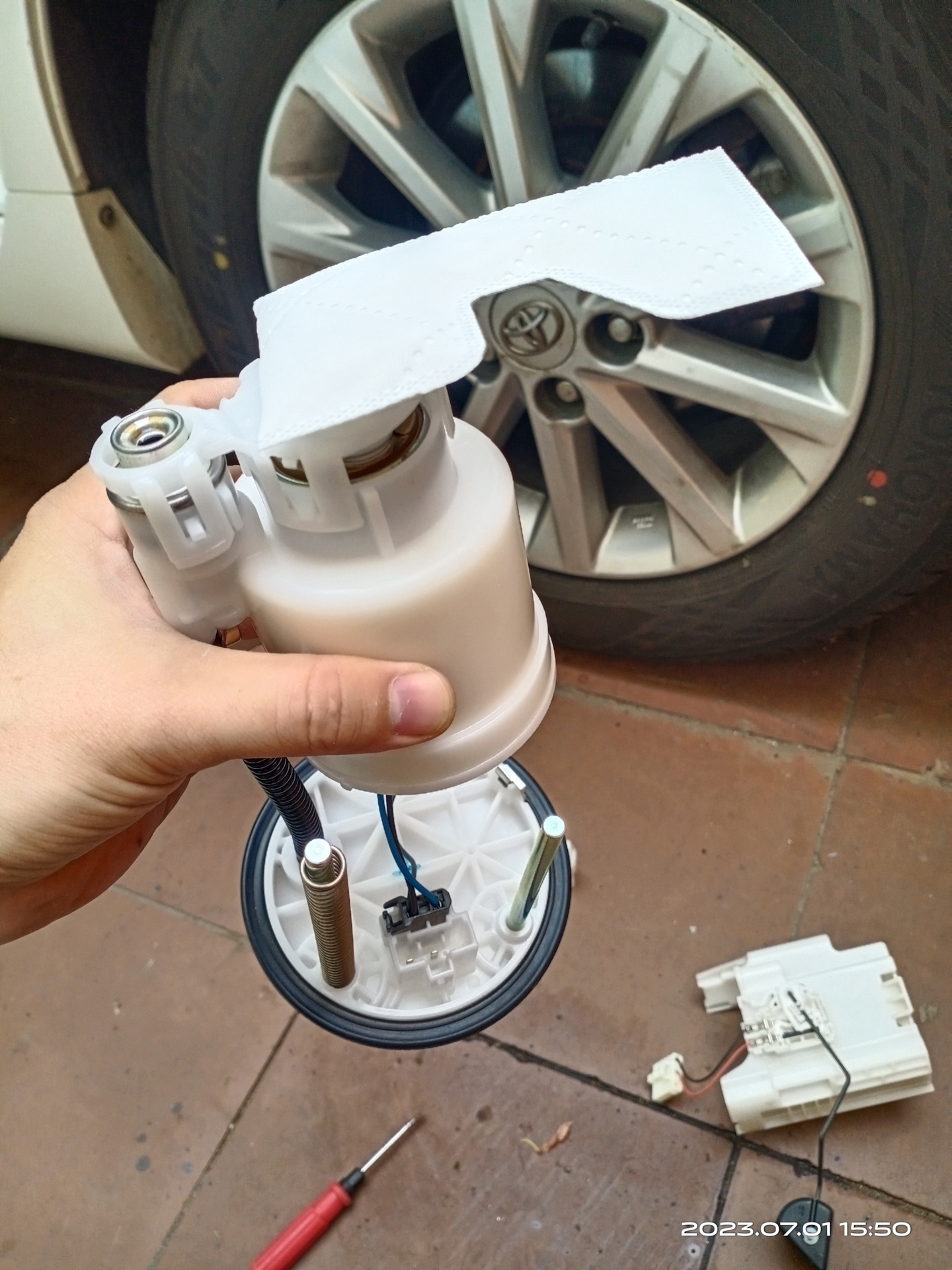 Замена топливного фильтра — Toyota Camry (XV50), 2 л, 2016 года ...